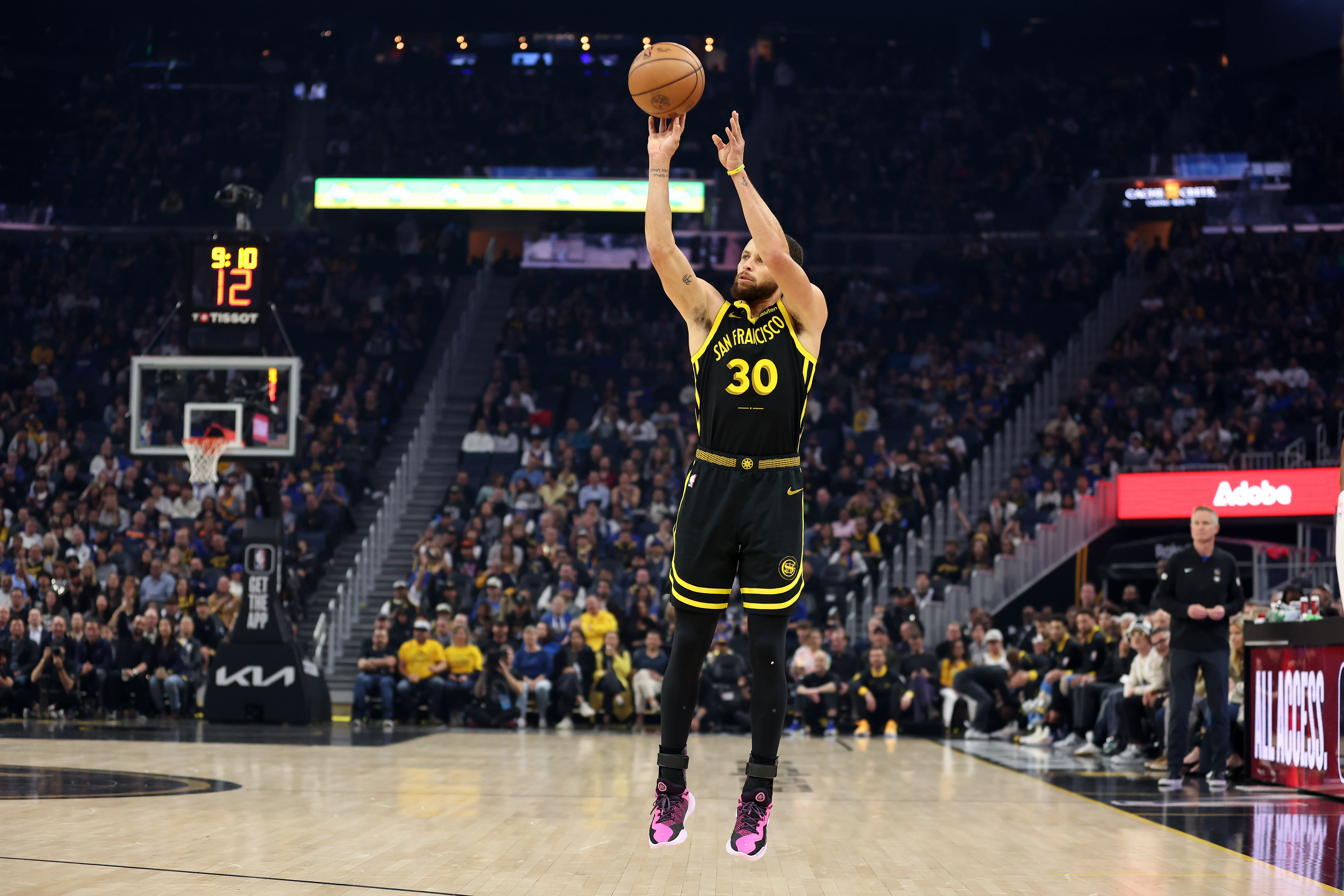 NBA World Shaken After Steph Curry Grabs the Mic and Exposes the League on Live TV - Top News Global